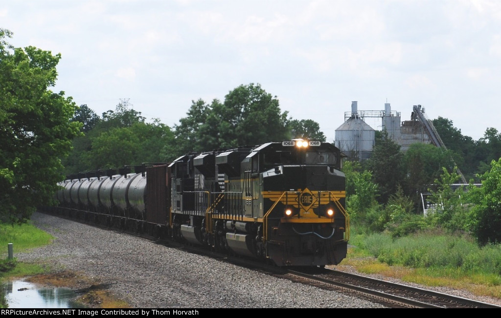 NS 66Z heads east approaching Lehigh Line MP 40